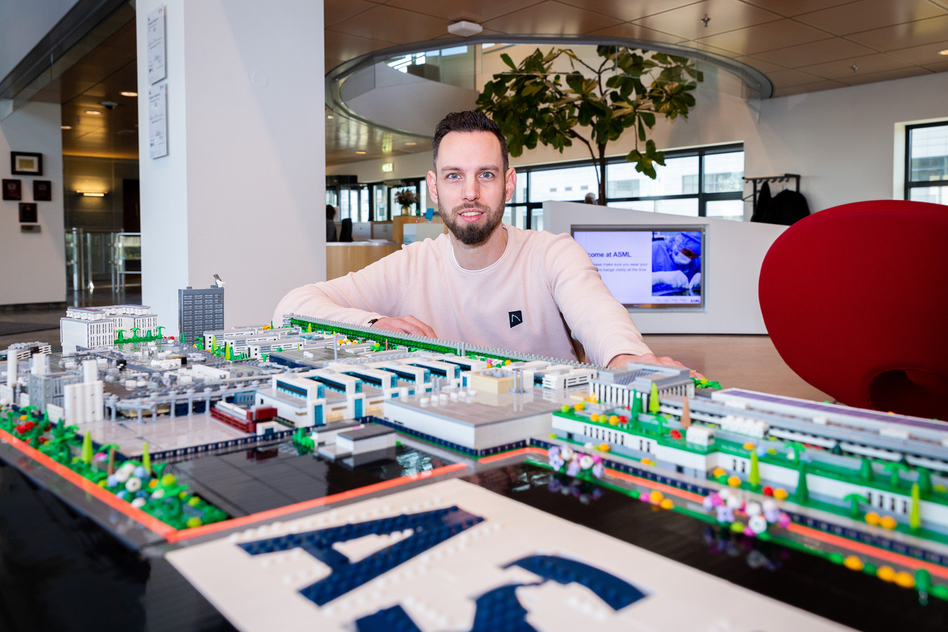 Rick Bouwde Asml Campus Na Met Lego En Nu Pronkt Het Bouwwerk In