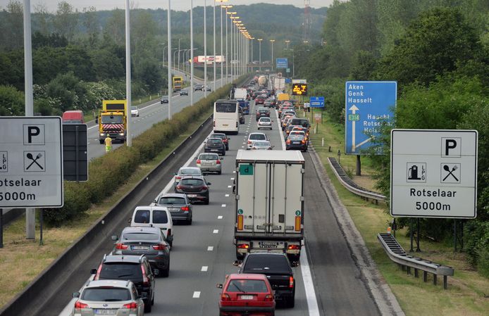 Halfuur file op E314 richting Lummen door ongeval in Wilsele: rijbaan vrijgemaakt | Leuven | hln.be