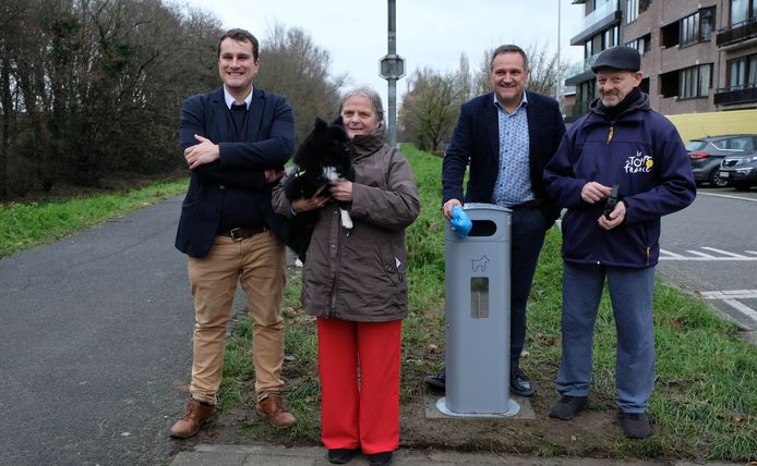 Hondenpoep deponeren wordt nog makkelijker met nieuwe hondenpoepbuizen ...