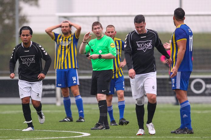 ‘Hé, scheids! Hé, scheids! Hé, scheids!’ Een Arnhemse voetbalderby in twee woorden | Arnhem e.o ...