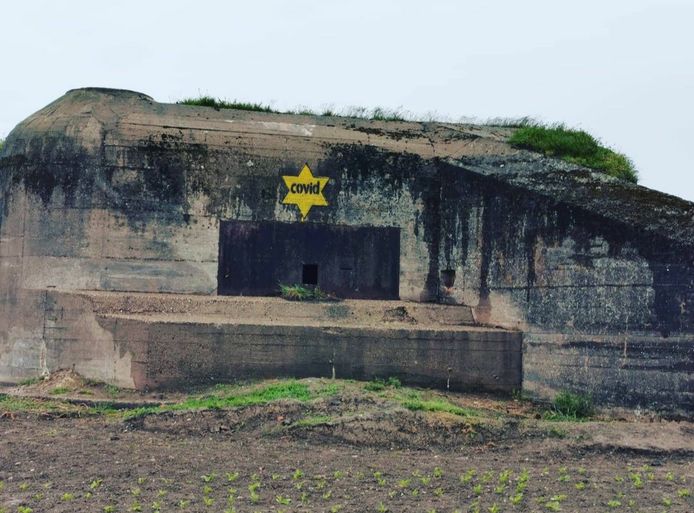Vier bunkers in Koudekerke beklad met covidsterren: ‘Dit is diep triest ...