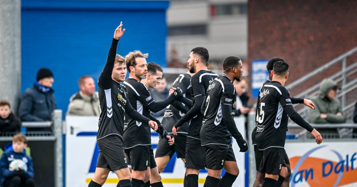 Scorende jubilaris Justin Spies na forse nederlaag van GVVV bij ...