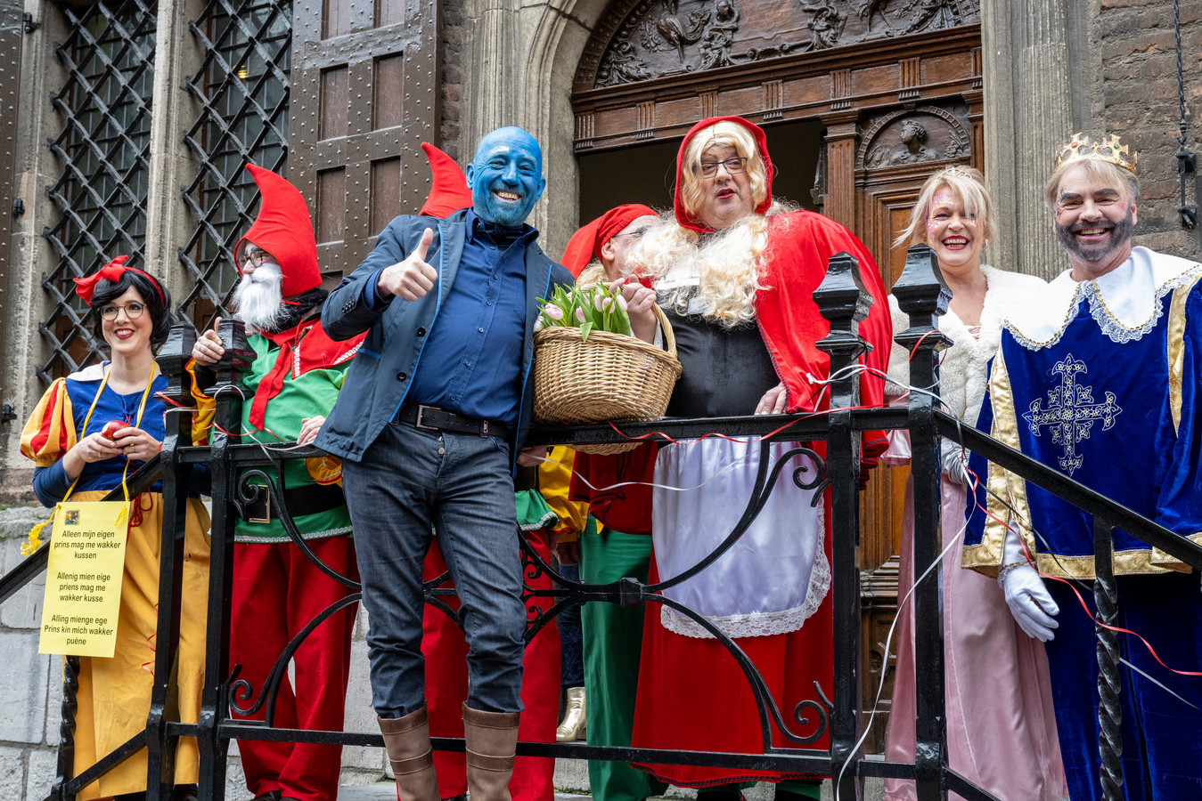 Hubert Bruls verruilt met carnaval strak pak voor outfit als Roodkapje ...