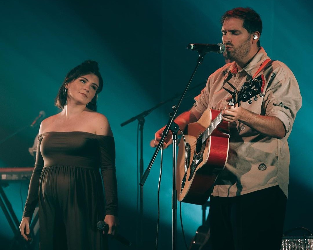 Kato staat hoogzwanger op het podium met ‘The Starlings’: “Goestingskes ...