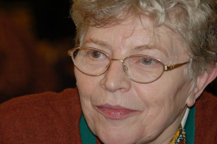 Zuster Rumolda, bekend als gedreven lerares en om haar pedicures, is ...
