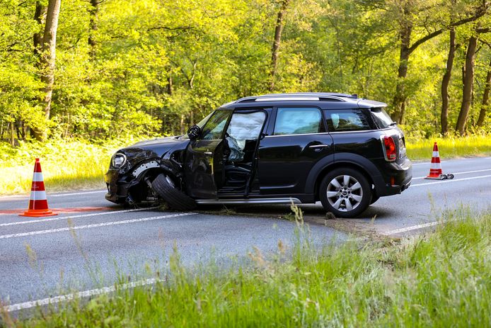 Auto en bestelbusje botsen op elkaar op N344 bij Hoog Soeren | 112 ...