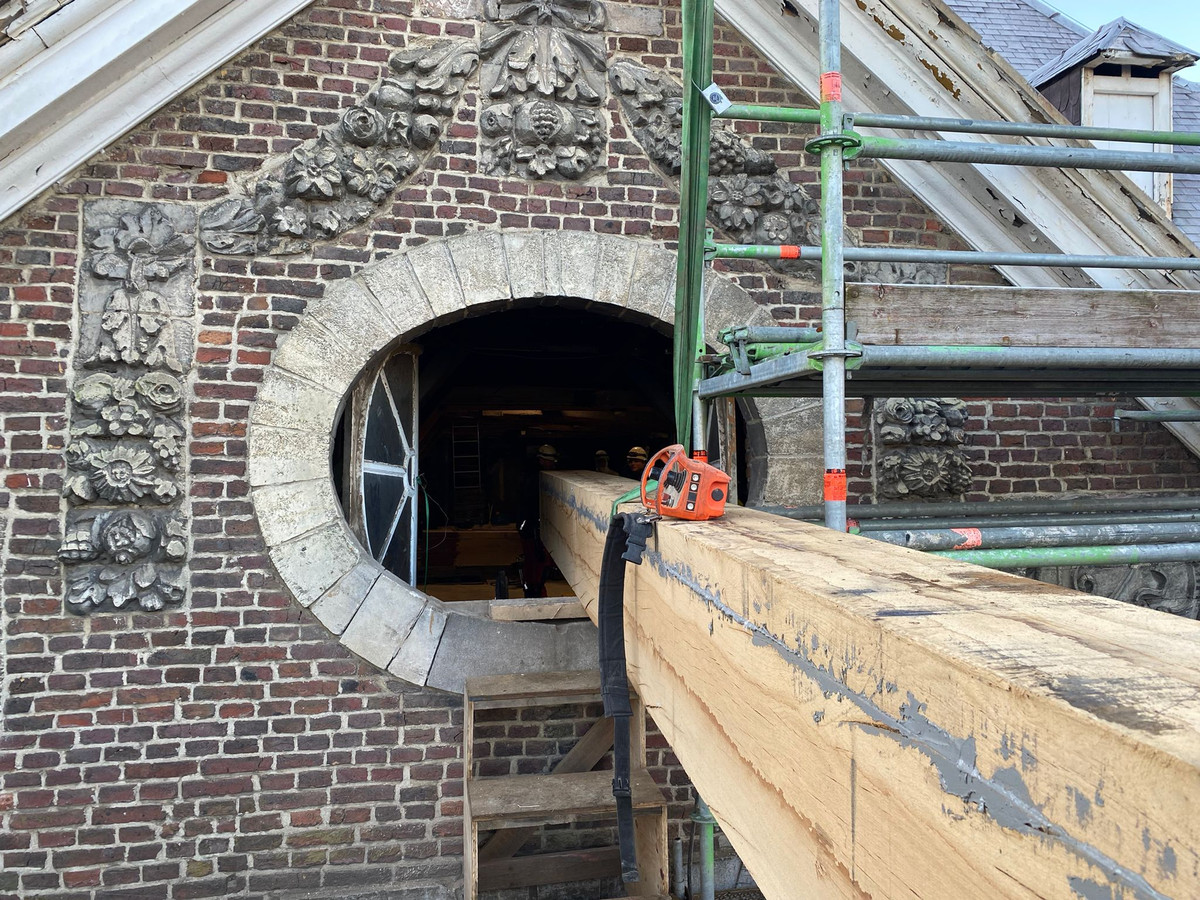 KIJK. Dakwerken aan historisch stadhuis in Hasselt zijn hervat | Foto ...