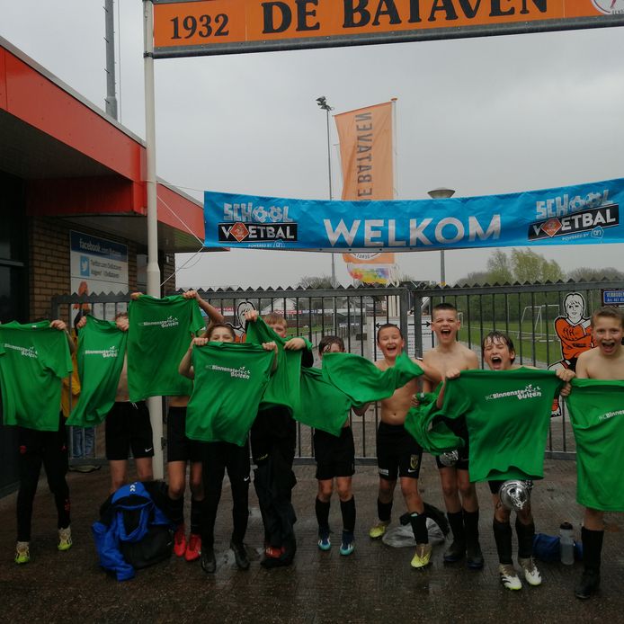 Met de bus naar Assen en door naar de regiofinale van het Schoolvoetbal ...