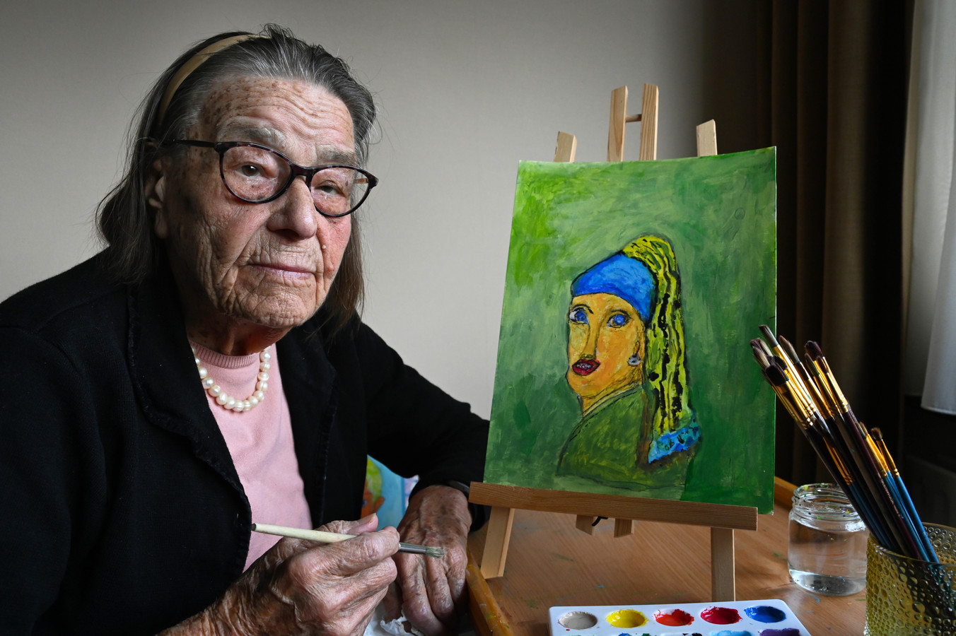 Ze is 90 en schildert pas twee jaar, maar haar Meisje met de parel ...