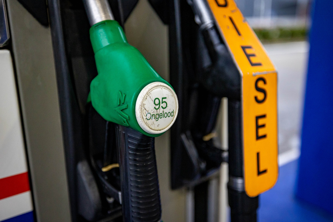 Liter benzine is in België 42 cent goedkoper, dat prijsverschil is een ...