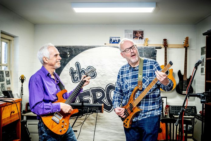 Punkband The Zeroes gooide pornoboekjes de zaal in: nu doen ze het nog eens dunnetjes over ...