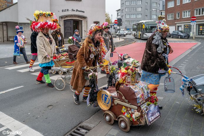 Vijftig Voil Jeanetten trokken door Aalst met hun retro ‘kinjerkoesj’ | Aalst | hln.be