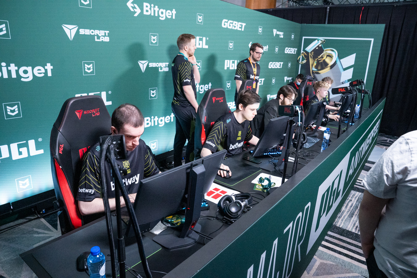 REPORTAGE. WK Counter-Strike palmt eerst Antwerps hotel in, en daarna ... REPORTAGE. WK Counter-Strike palmt eerst Antwerps hotel in, en daarna ...