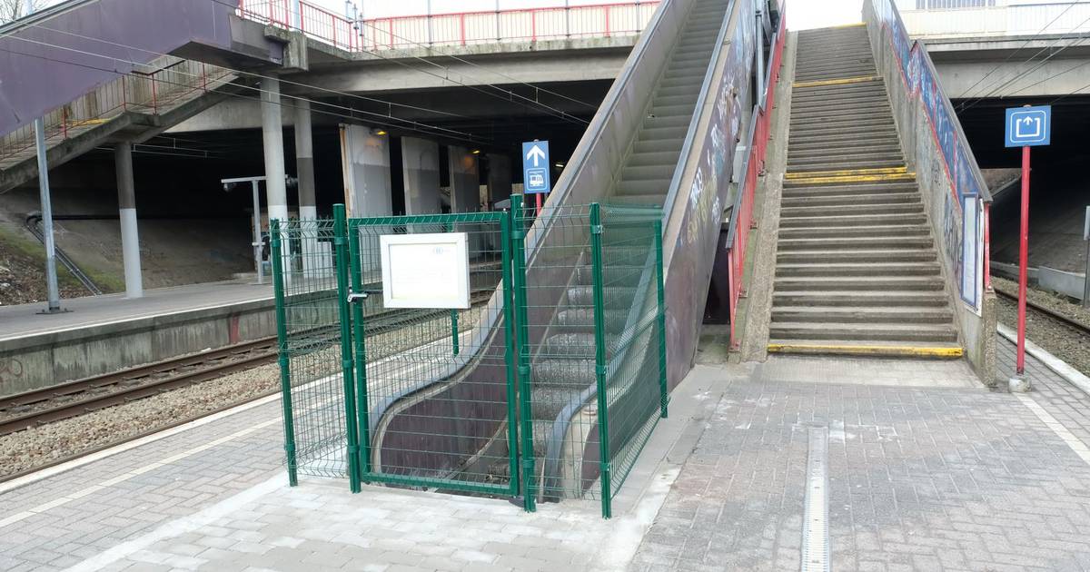 Roltrap Zuidstation verdwijnt in perron | Antwerpen | hln.be