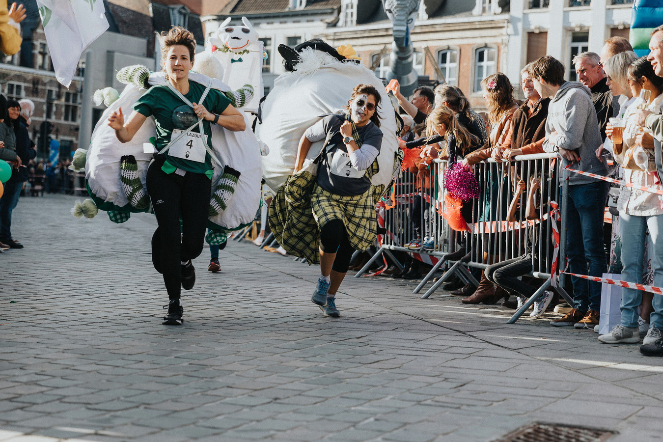 TROTS OP EIGEN STREEK. Tienen wilde een paardenrace, met de inwoners ...