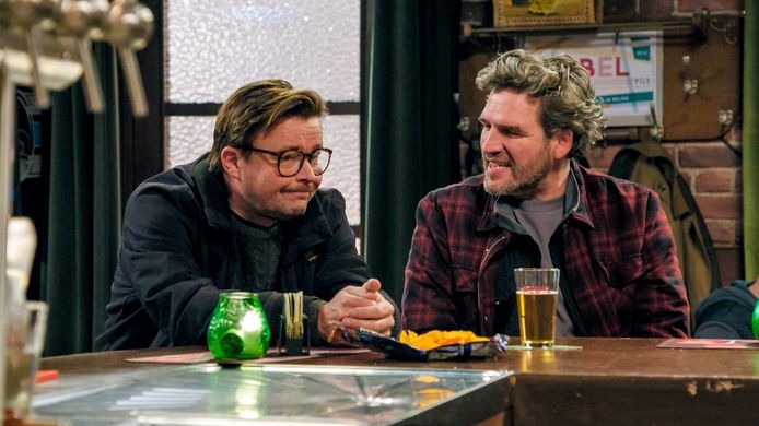 VINGER AAN DE SOAP. ‘Familie’-acteurs genieten van de musical ‘Legally ...