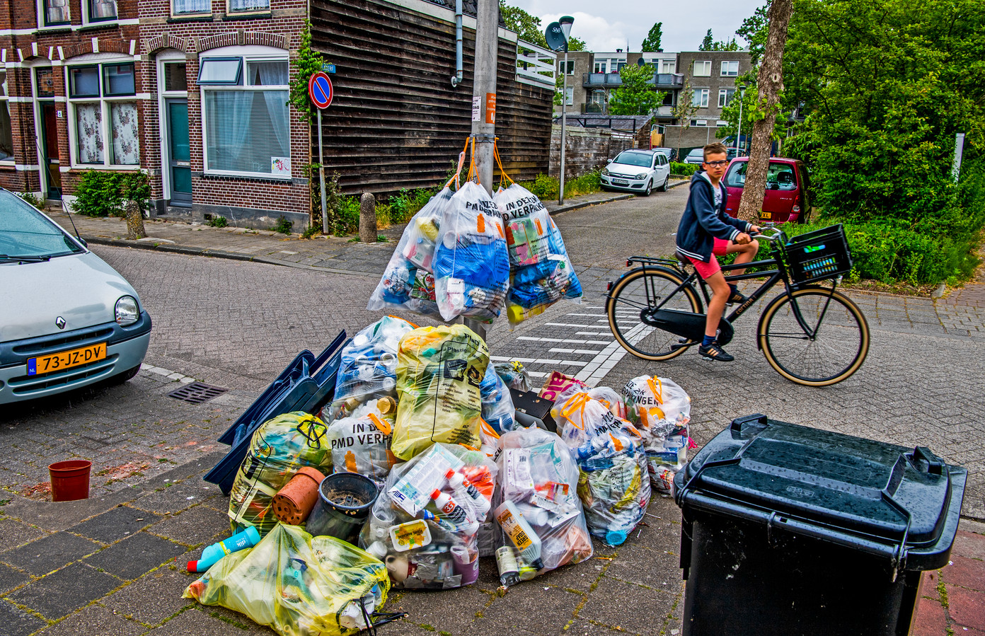 Vuilniszakken langs de weg zetten vóór de ophaaldag? Daar ga je vanaf morgen in Gouda meer voor ...