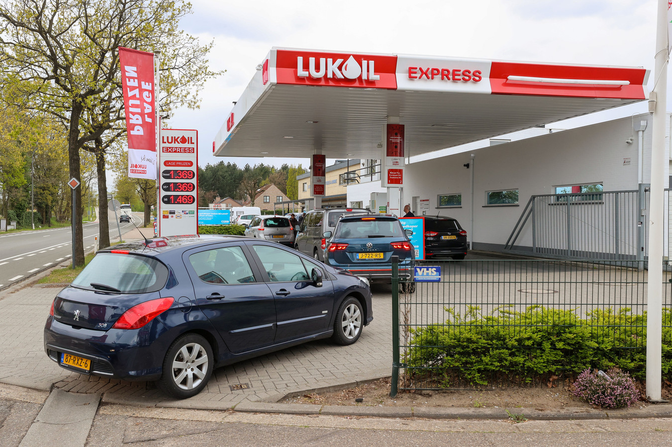Massaal de grens met België over om véél goedkoper te tanken: ‘Kan ik ...