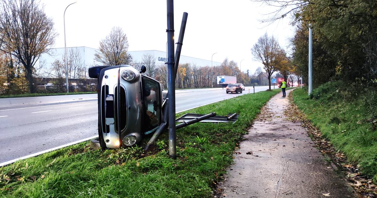 Bestuurder knalt tegen verkeersbord en komt op zijkant terecht ...