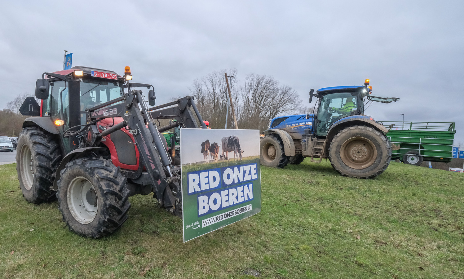 “We zijn lang genoeg braaf geweest”: Boeren voeren actie aan rondpunt ...