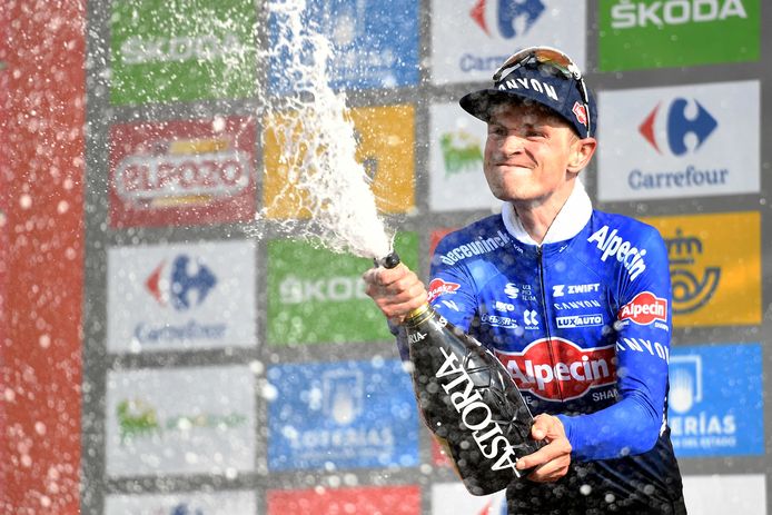 Revelatie Jay Vine soleert naar tweede dagsucces in Vuelta, Remco ...