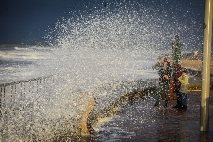 Stormtij zorgt voor hoge golven aan zee en dat levert ook heel wat ...