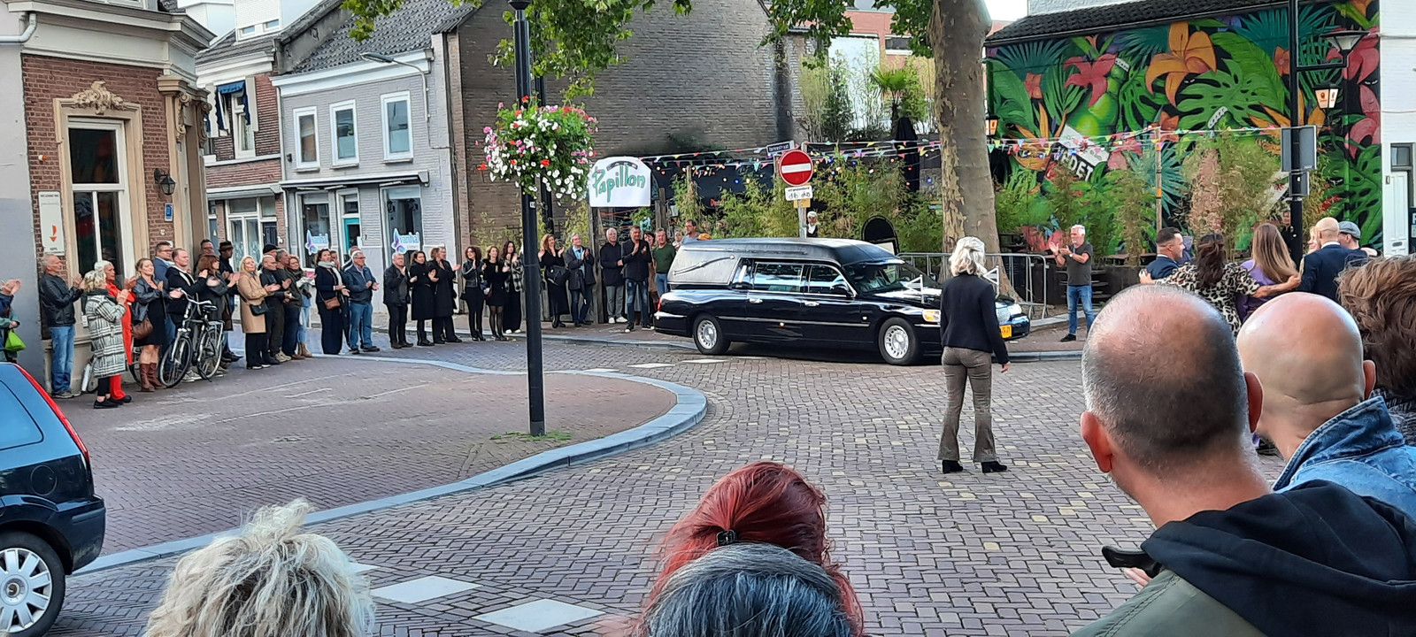 Volle kroeg eert overleden Clemens-Jan Langens | Foto | AD.nl