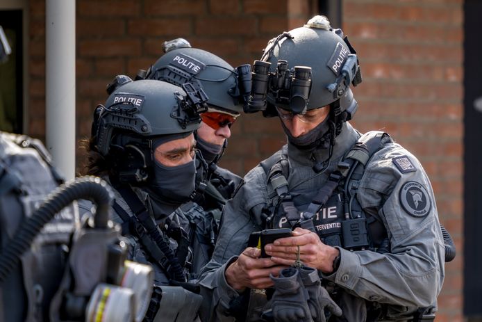 Arrestatieteam valt woning binnen in Geertruidenberg en overmeestert ...