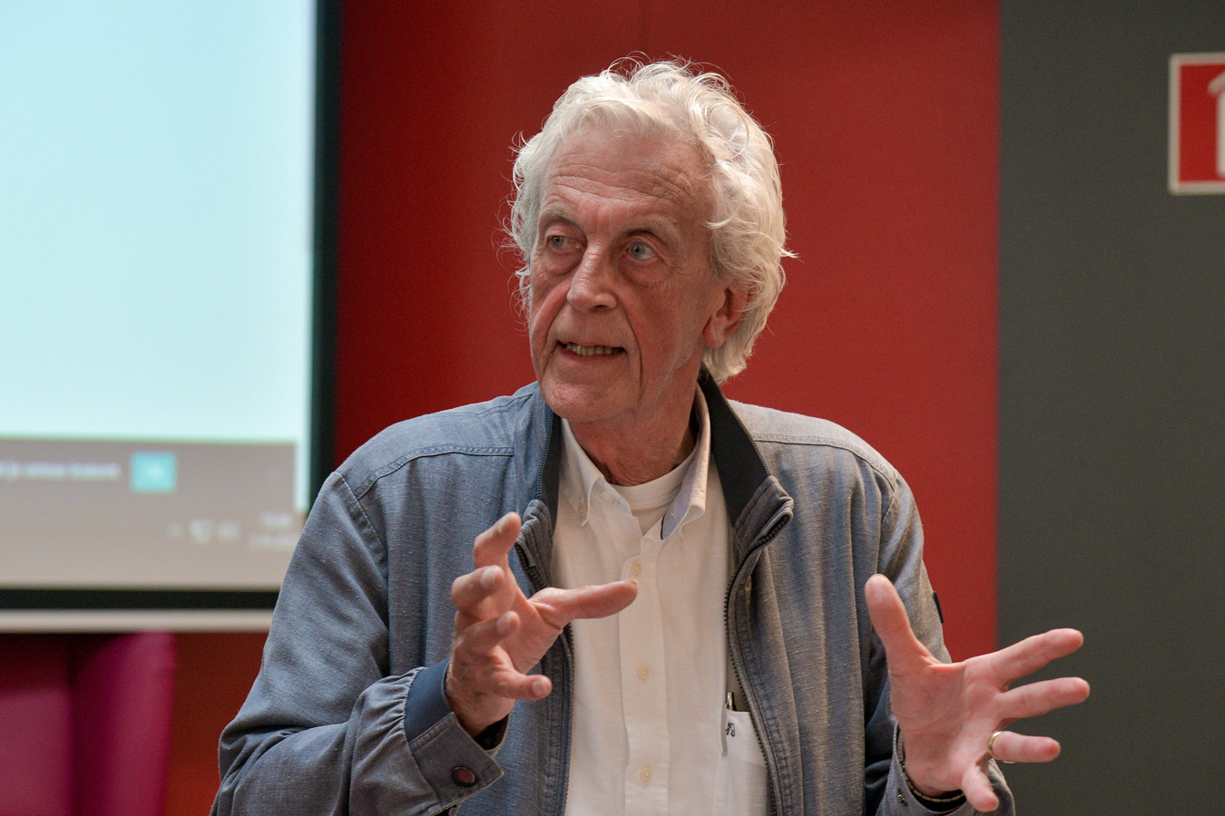 Henk Vaessen (75) heeft geen smartphone, maar gaat als nieuwe dorpsdichter van Putten wel ...