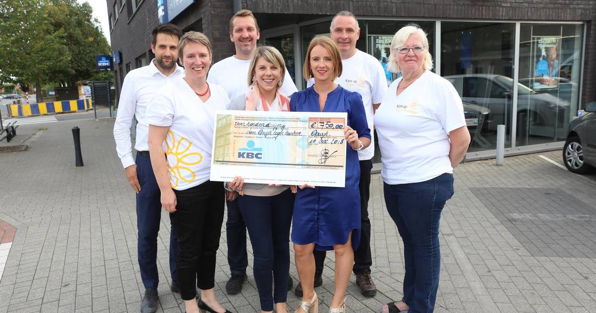 Nieuwe bankdirecteur schenkt cheque aan goed doel | Opwijk | hln.be