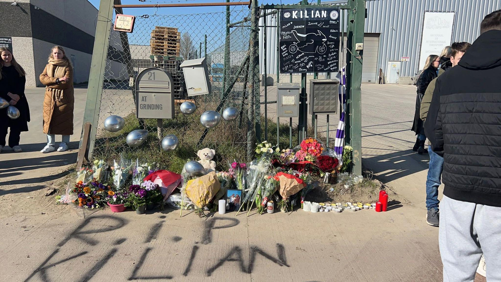 “Hij was altijd zo voorzichtig met zijn brommer”: vrienden herdenken ...