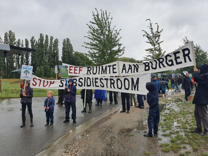 Honderden actievoerders protesteren in de regen tegen geplande ...