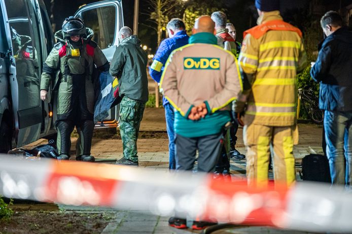 Explosieven Opruimingsdienst doet onderzoek bij portiek in Kanaleneiland | Utrecht | AD.nl