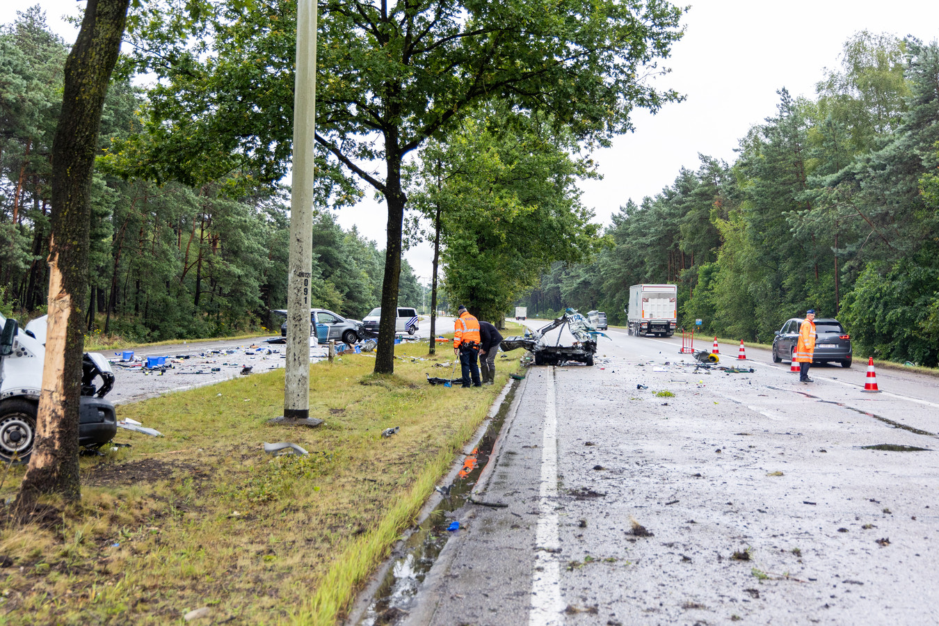 Enorme ravage na zwaar ongeval op de Ringlaan in Lommel: één persoon kritiek | Foto | hln.be