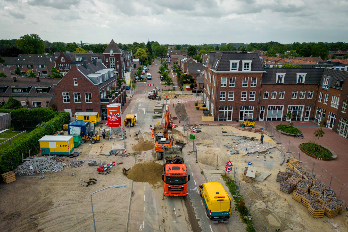Hoe het nieuwe centrum voor dit dorp vele tonnen meer kostte dan ooit was voorzien | Foto | AD.nl