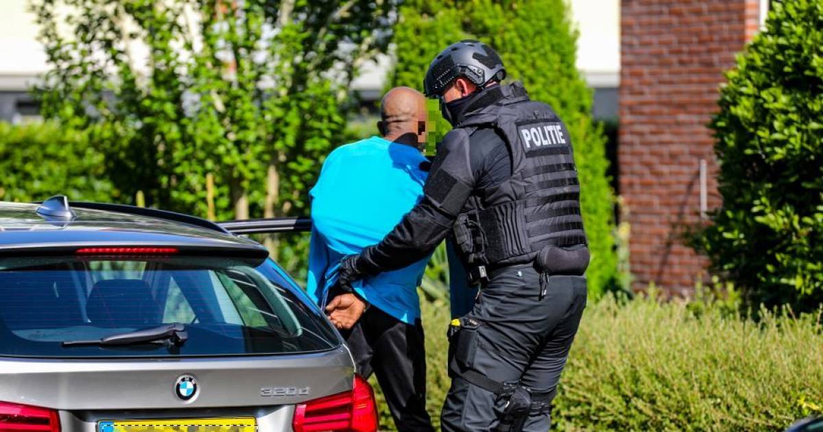 Politie-inval in Apeldoorn: man aangehouden voor mogelijke betrokkenheid bij overval | Apeldoorn ...