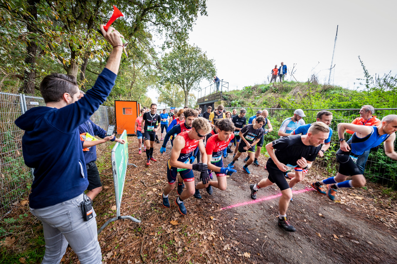 Zo’n honderdveertig sporters wagen zich aan de eerste Maasdijk ...
