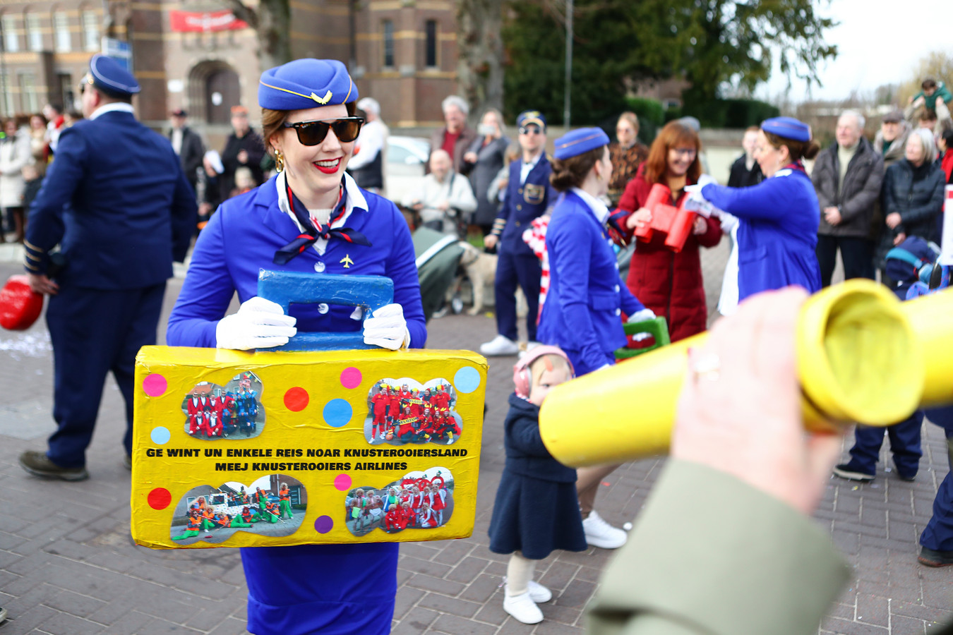 Agge goed kekt... toeschouwers in Hank zien optocht vol creatieve ...