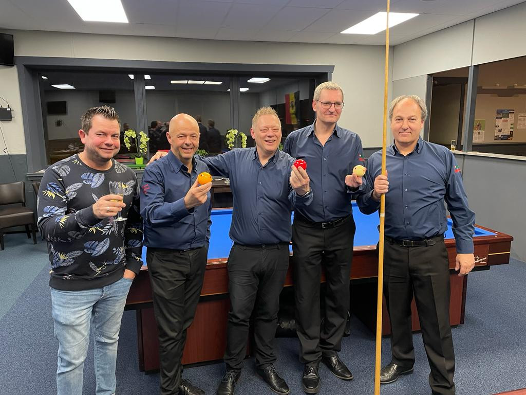 Topdriebandploeg van kroegbaas speelt kampioen in biljartcafé Schil ...