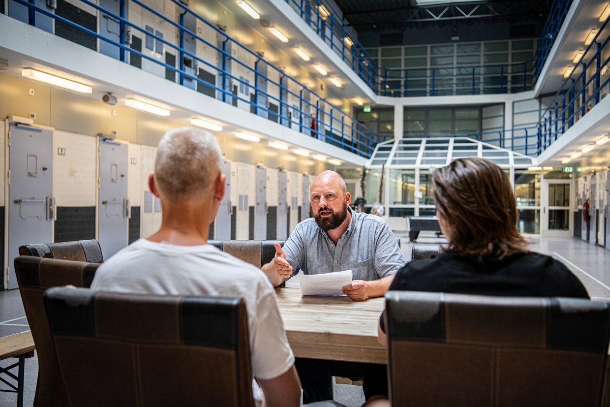 Na vijftien maanden strenge coronabeperkingen krijgen ook gevangenissen ...