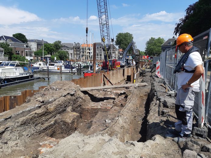 Middeleeuwse toren gevonden bij herstellen Lange Geldersekade ...