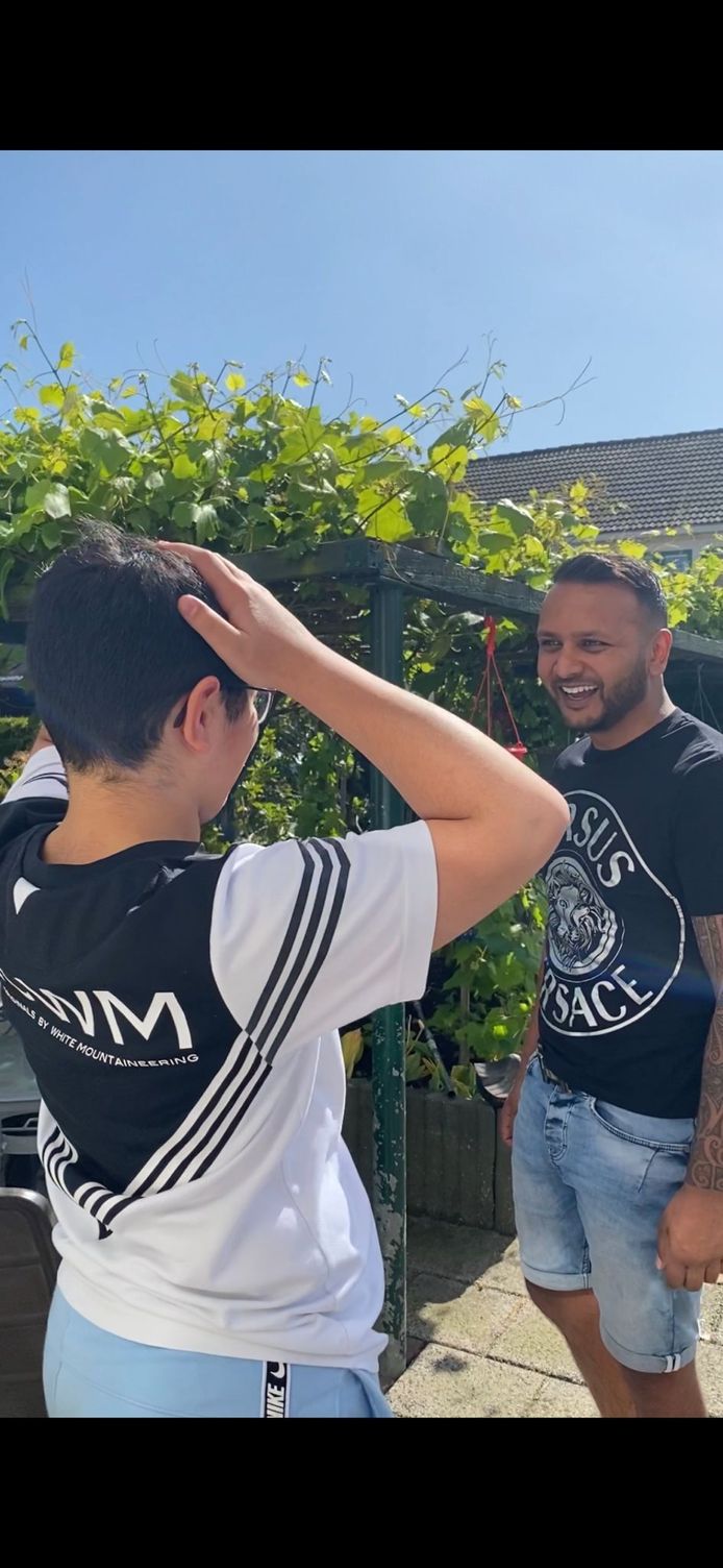 Cha Chi Versaci geeft kinderen Playstations, zodat ze een jeugd krijgen ...