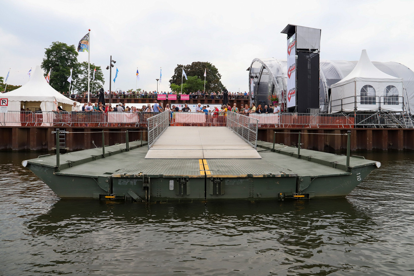 Tijdelijke pontonbrug voor wandelaars tussen Cuijk en Middelaar weer ...