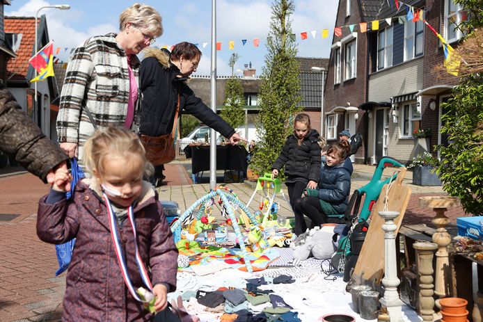 Schoonrewoerd is jarig en verslaggever Gijs feestte mee: ‘Het dorp laat ...