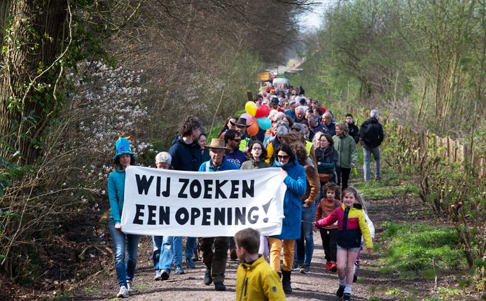 Hoe een paar hekken honderden protesterende mensen op de been krijgen ...