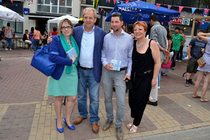 Hubert Damen verloot prijzen op braderie | Halle | hln.be