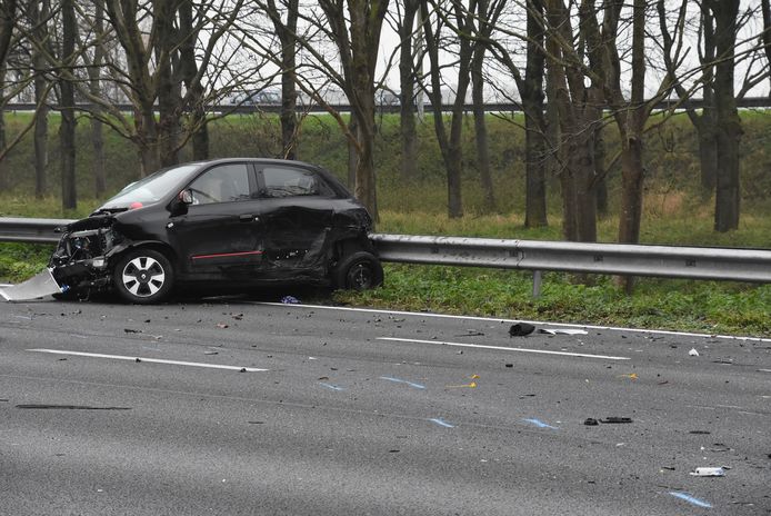 In beeld: zo zag de chaos eruit na spookrijder-ongeval op A12 | Chaos na heftig ongeval met ...