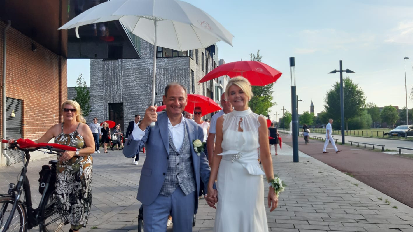 Eindelijk getrouwd: drie keer is scheepsrecht voor Ron en Irene uit ...