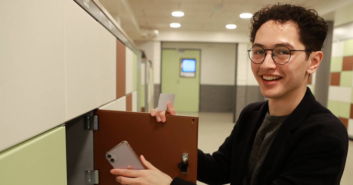 Zo gaat het op een middelbare school waar het mobieltje taboe is: ‘Al het gedoe is in één keer ...