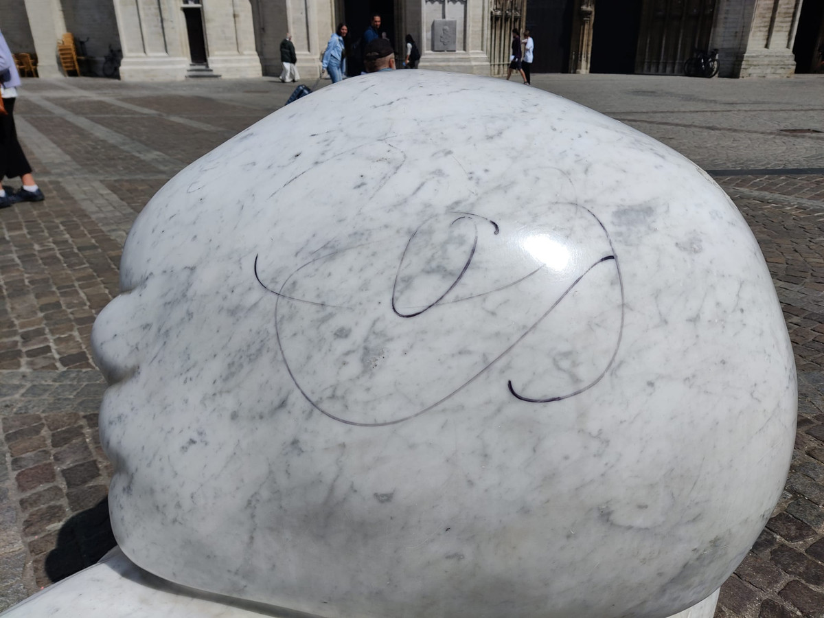 “Dom en belachelijk”: vandalen bekladden iconisch beeld van Nello en ...